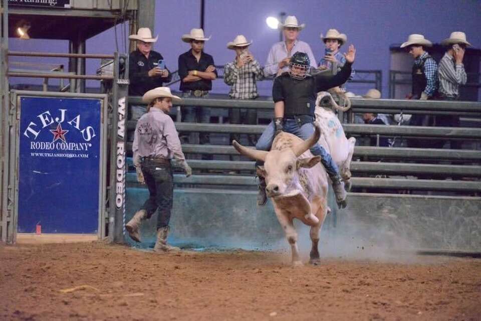 Bull rider Peter De Luna dies in Bandera rodeo accident