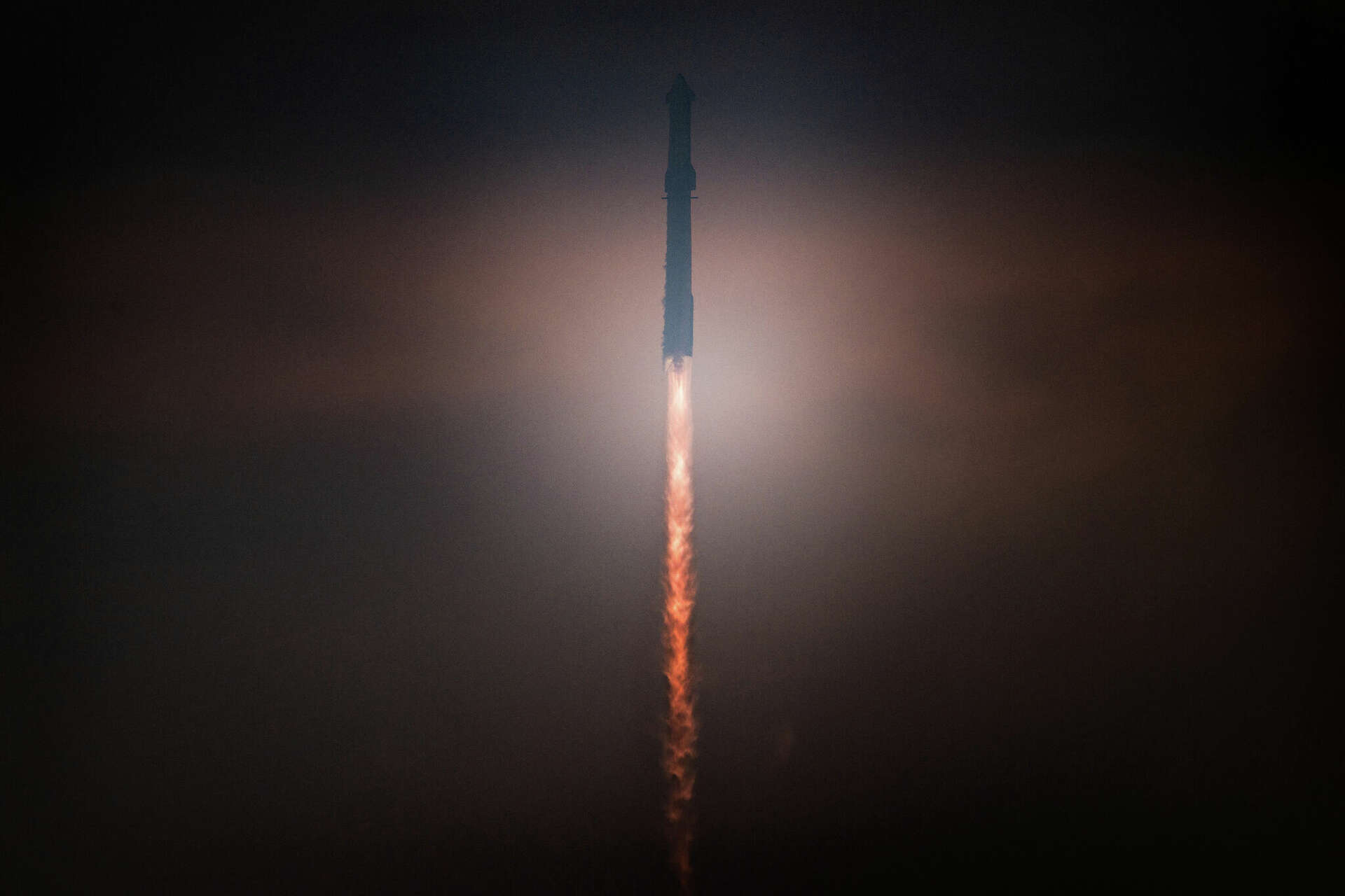 Is someone pulling a SpaceX Starship booster from the sea?