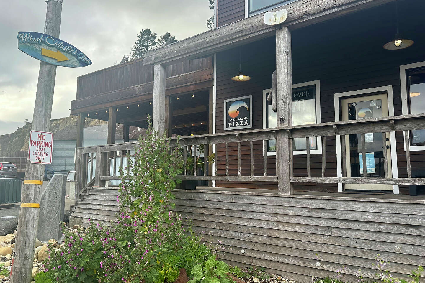 I followed a sign to a California pizzeria at the edge of the world