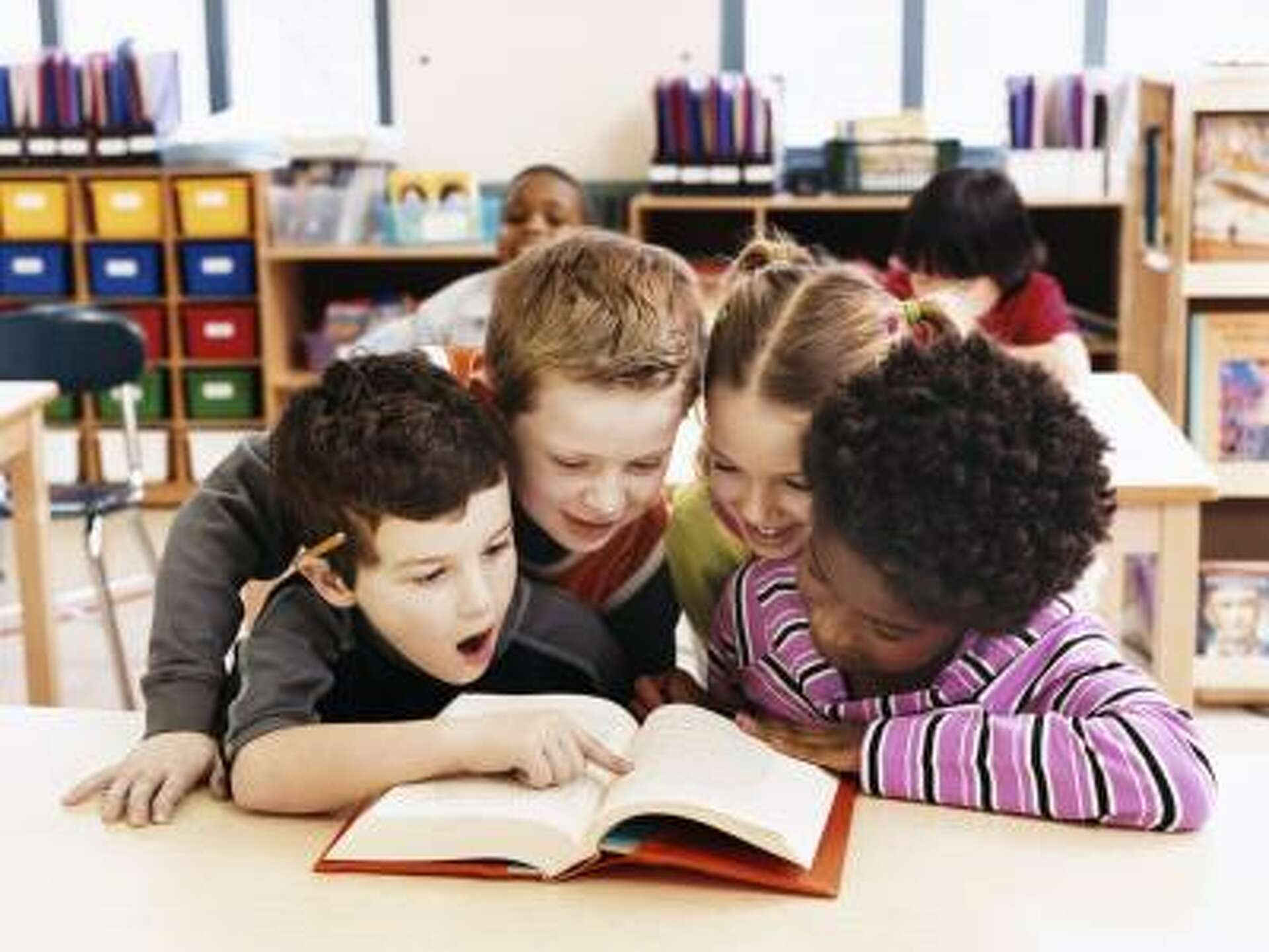 elementary students reading
