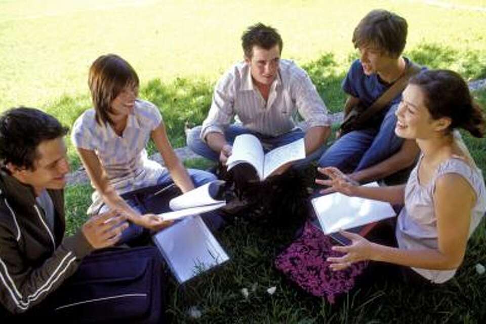 What Are Some Advantages & Disadvantages of Peer Tutoring?