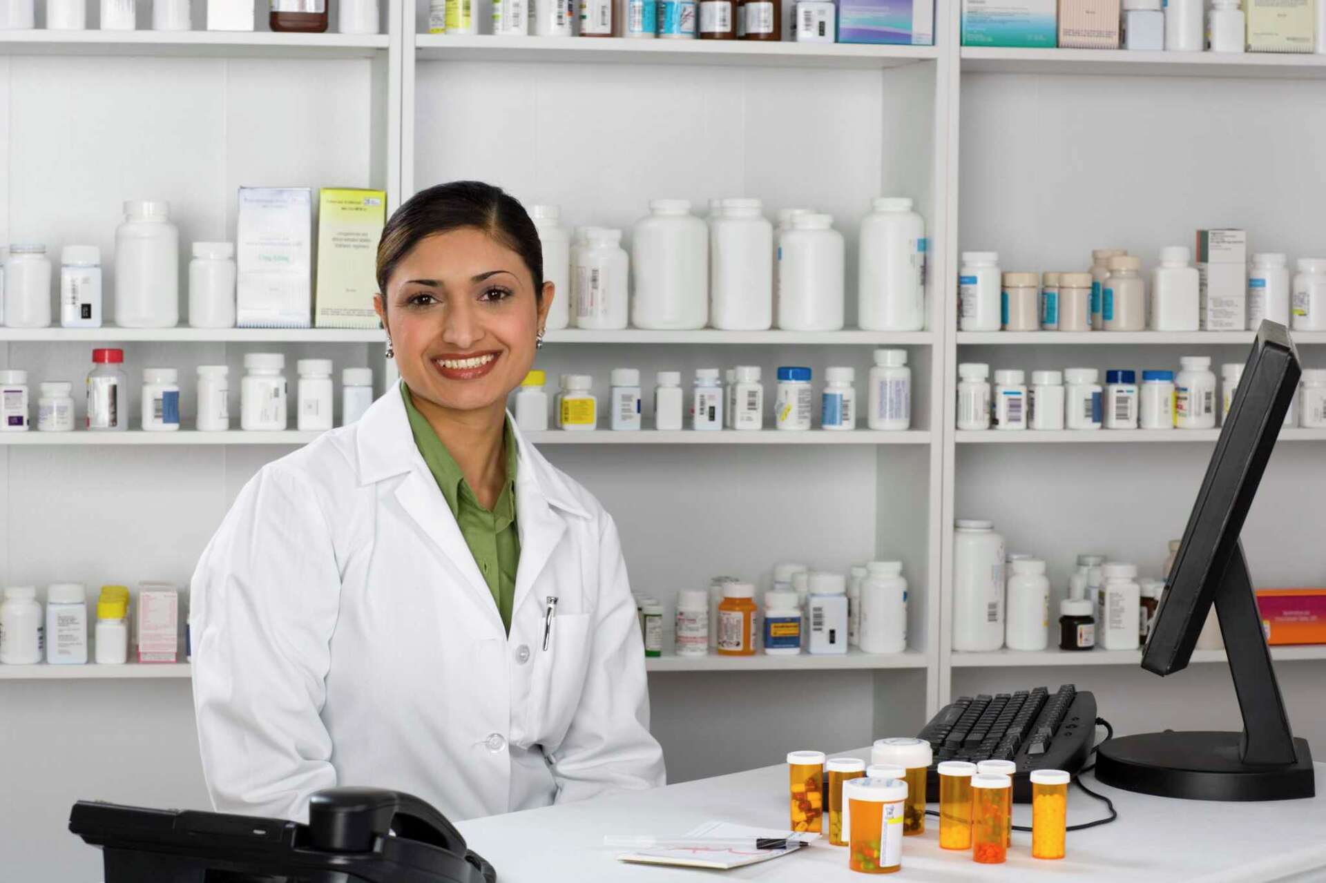 What Courses Does a Pharmacy Assistant Need?