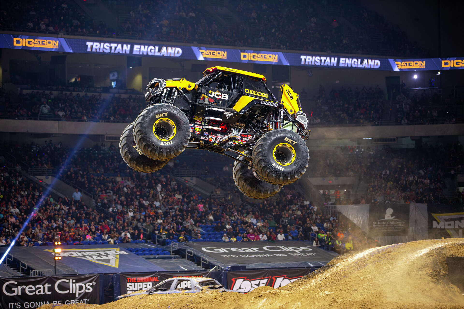 JCB breaks into monster truck market with DIGatron