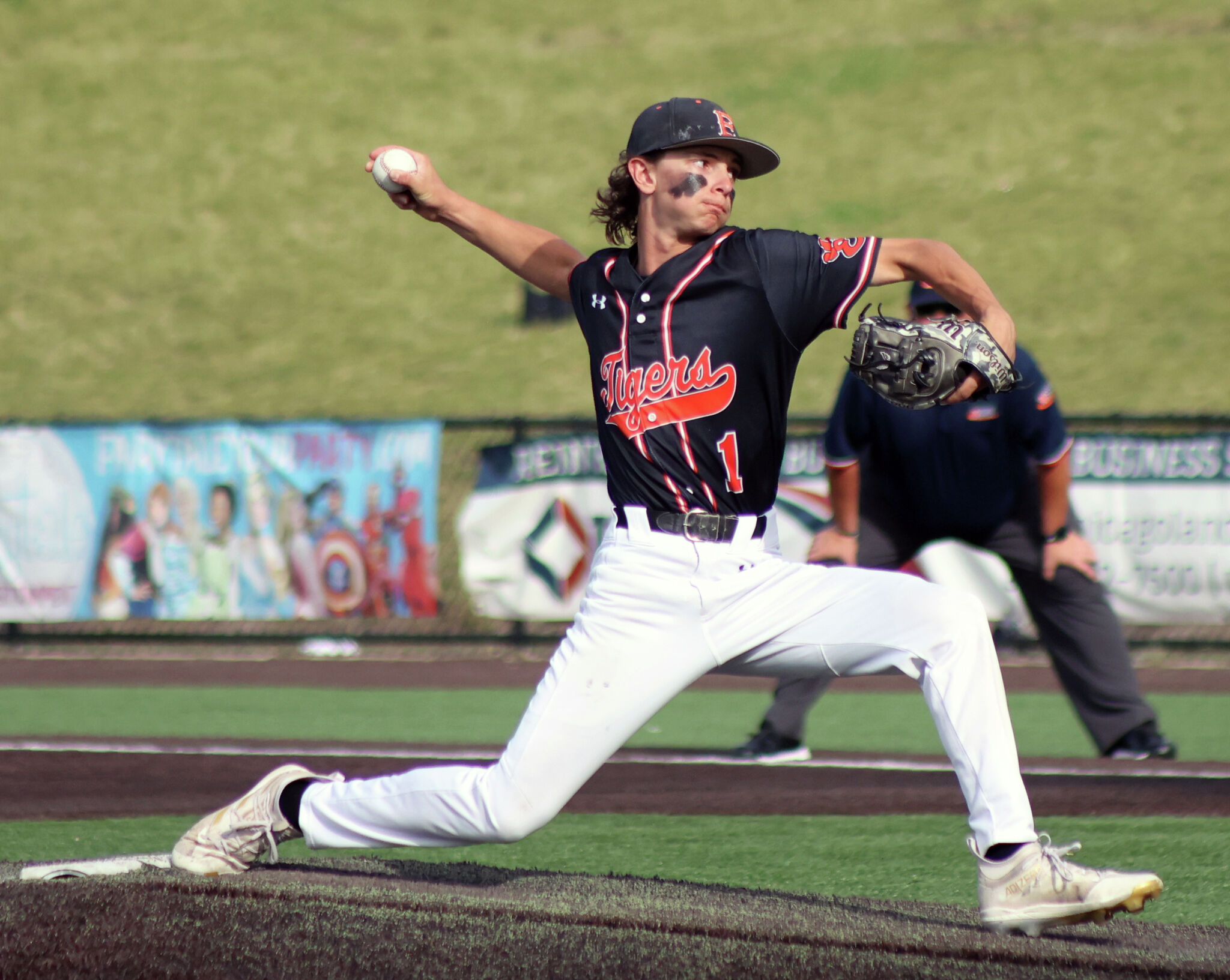 Edwardsville faces Joliet Catholic in Metro East Kickoff Classic
