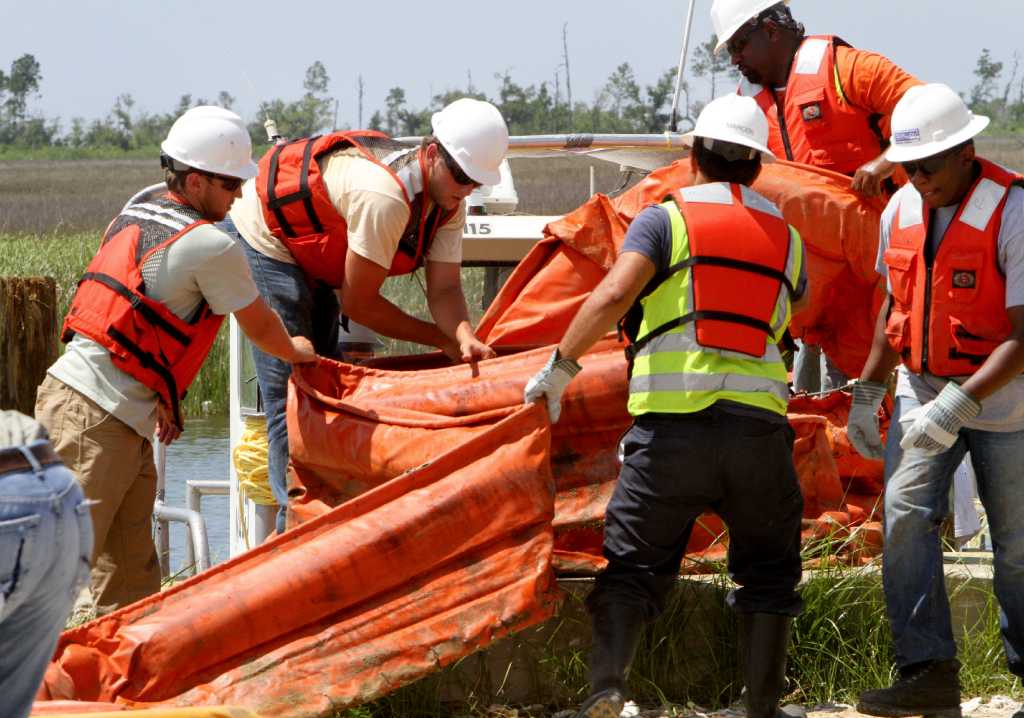 Another attempt to stop oil spill fails