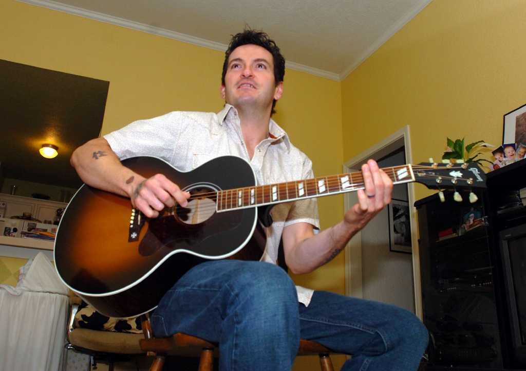 VIDEO: Mike Zito performs award-winning 'Pearl River'