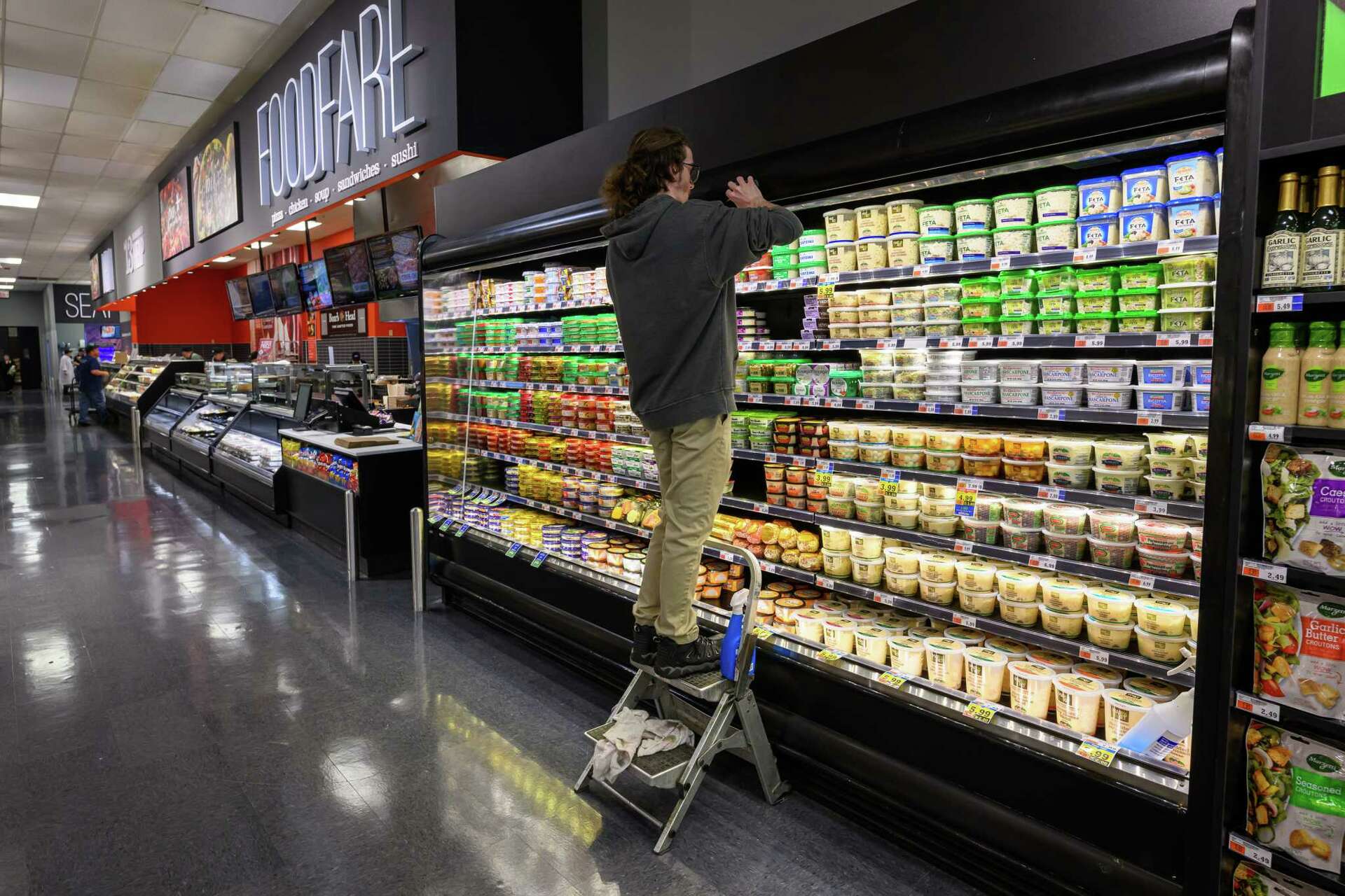 Touring the new Market 32 by Price Chopper stores in the region