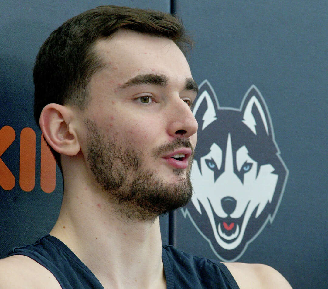 Dan Hurley turned to Alex Karaban before making UConn-Lakers decision