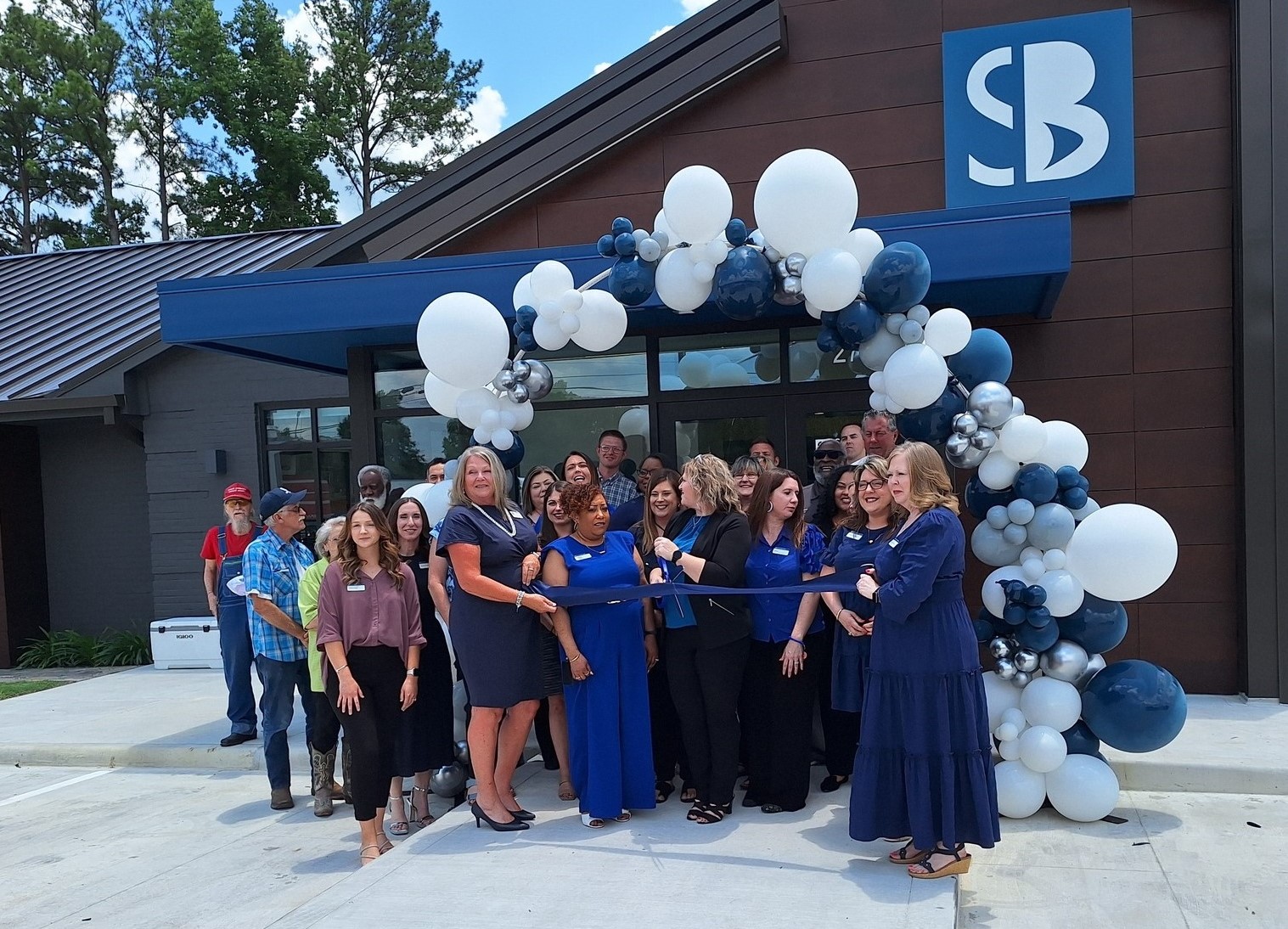 Southside Bank opens updated Jasper location with ribbon cutting