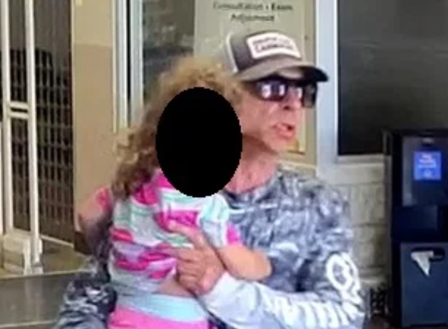 FBI hunts man who robbed Texas bank with child