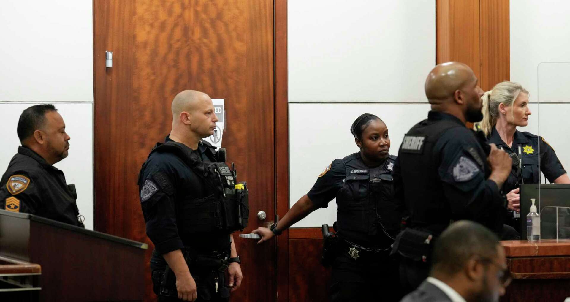 Houston jail escapee caught hiding behind couch during manhunt