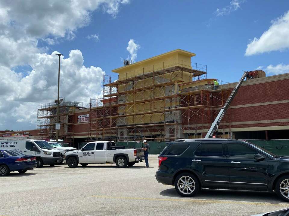 What are new building construction projects in Conroe?