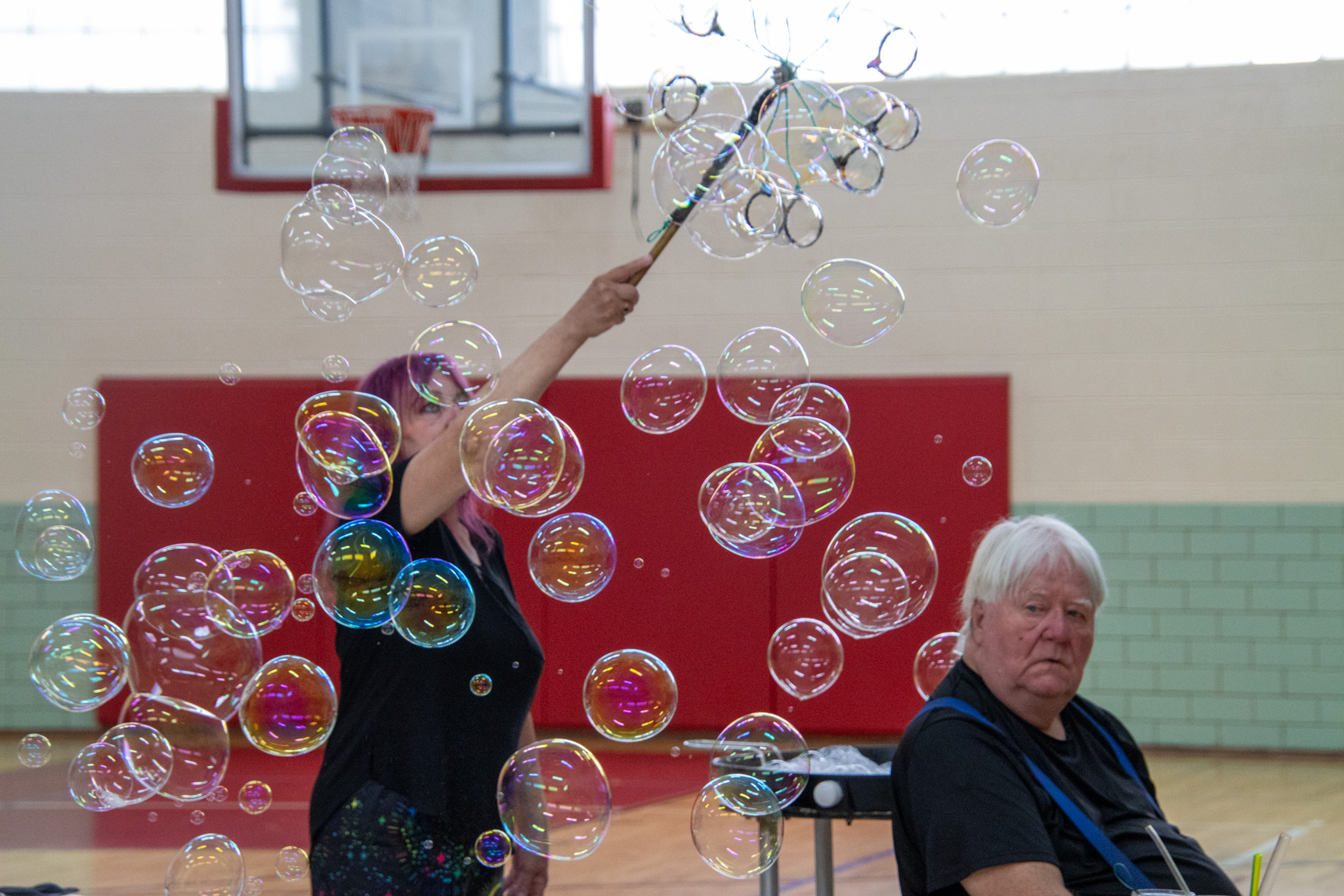 SEEN: Bubbleologist Ron Loyd creates dazzling display of soap bubbles