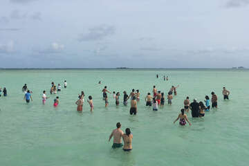 The largest saltwater sandbar in the world is in Hawaii
