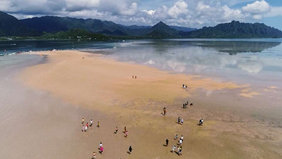 The largest saltwater sandbar in the world is in Hawaii