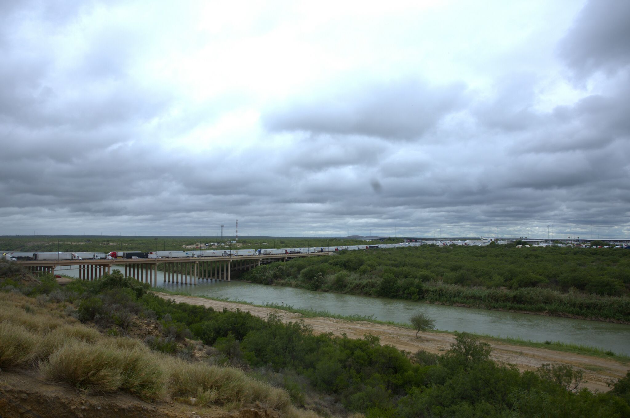 Laredo trade bridge traffic delayed due to freezing weather, ice