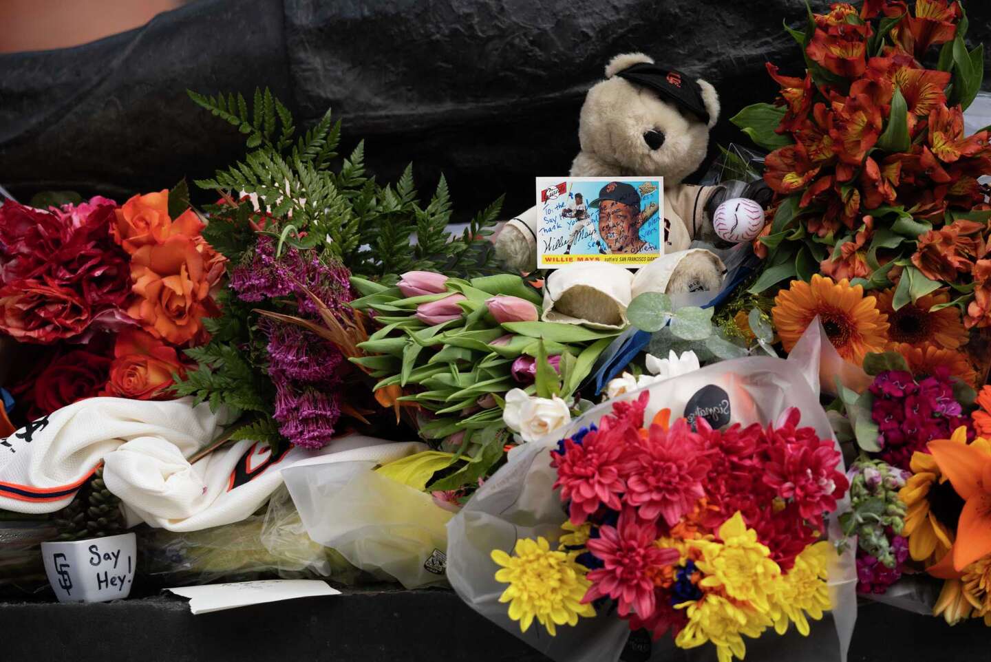 Fans mourn Willie Mays, the Giants legend who died Tuesday