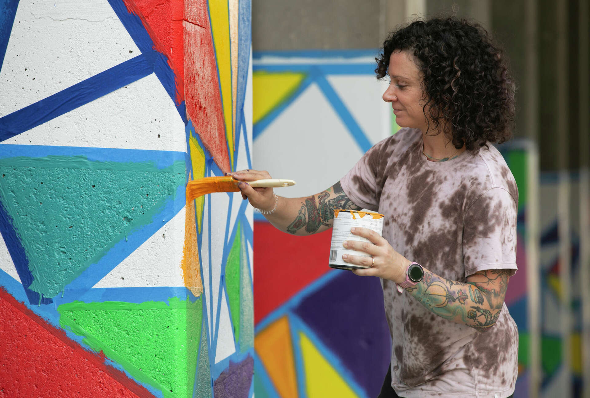 Meriden nonprofit and volunteers beautify highway underpass