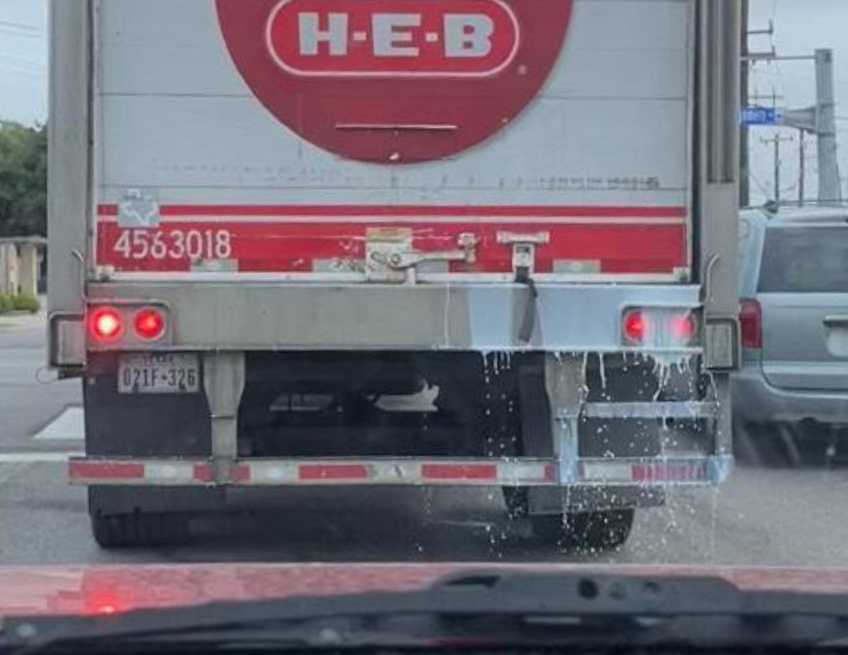 H-E-B delivery truck spills milk on Texas roadway