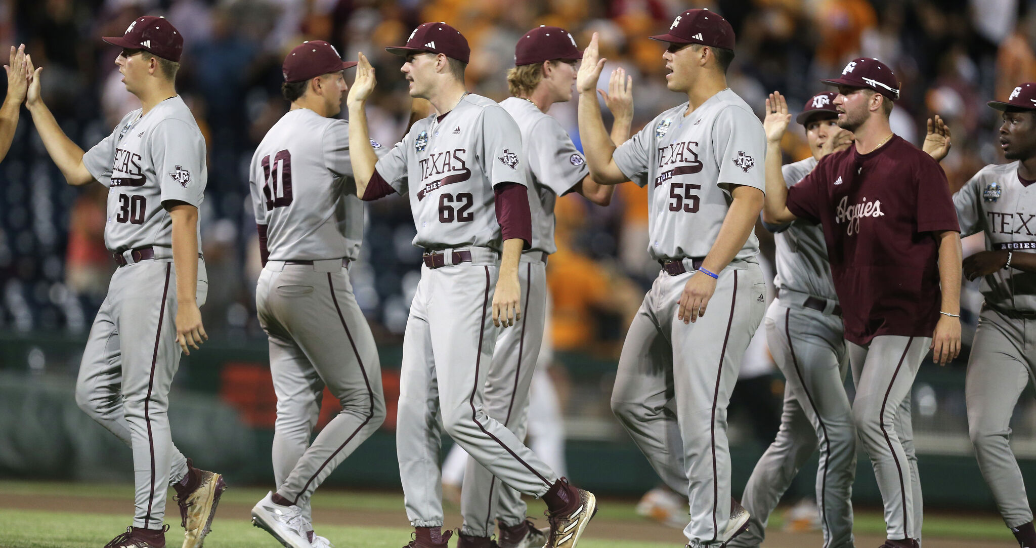 CWS: Texas A&M Aggies beat Tennessee Volunteers in Game 1
