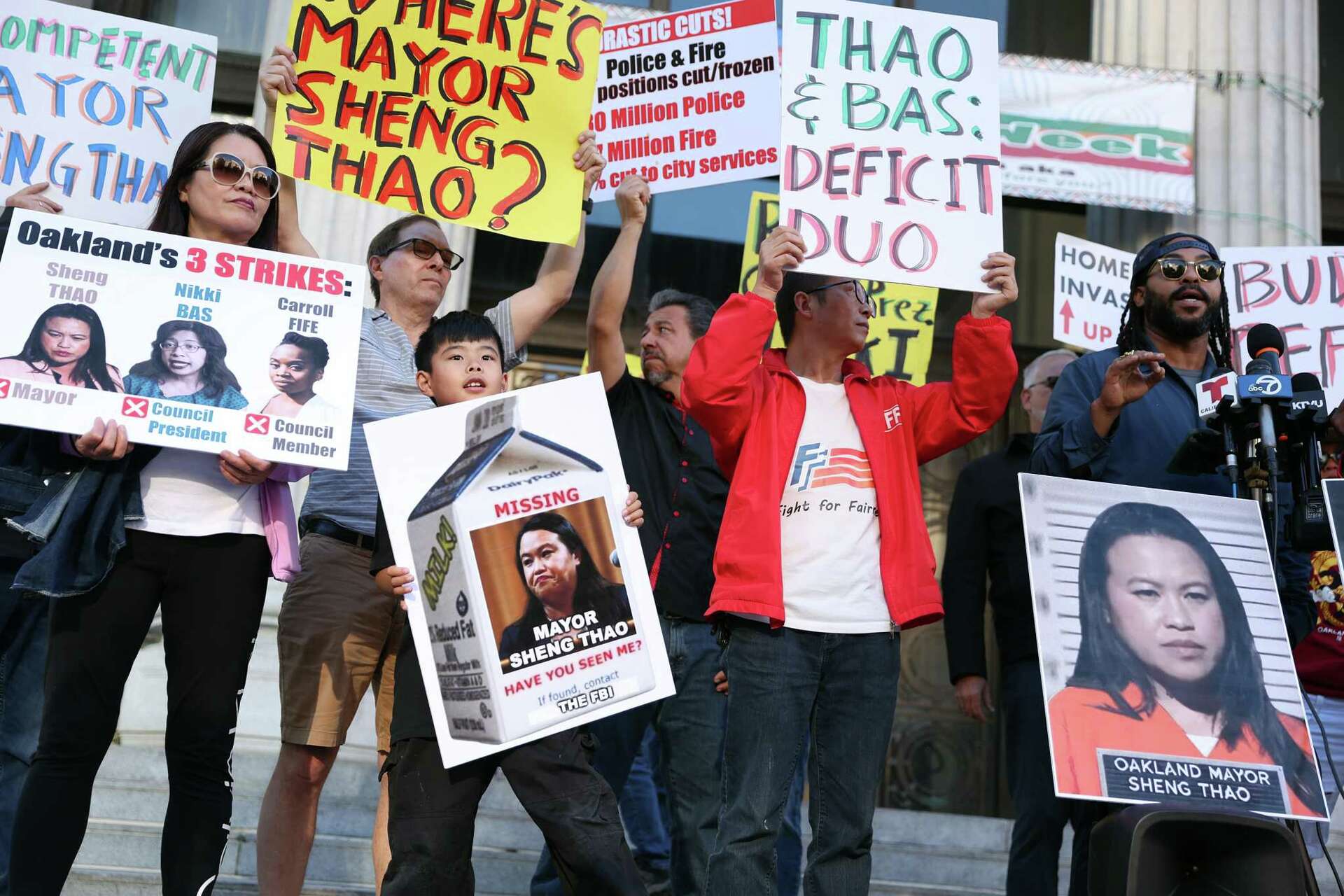 Protesters call on Oakland Mayor Sheng Thao to resign after FBI raid