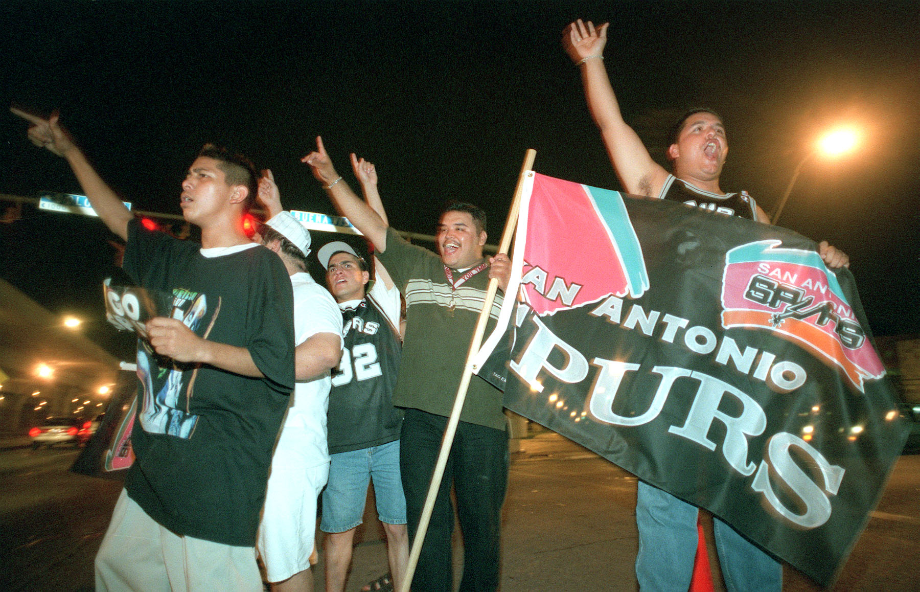 Spurs fans recall team's first NBA championship run