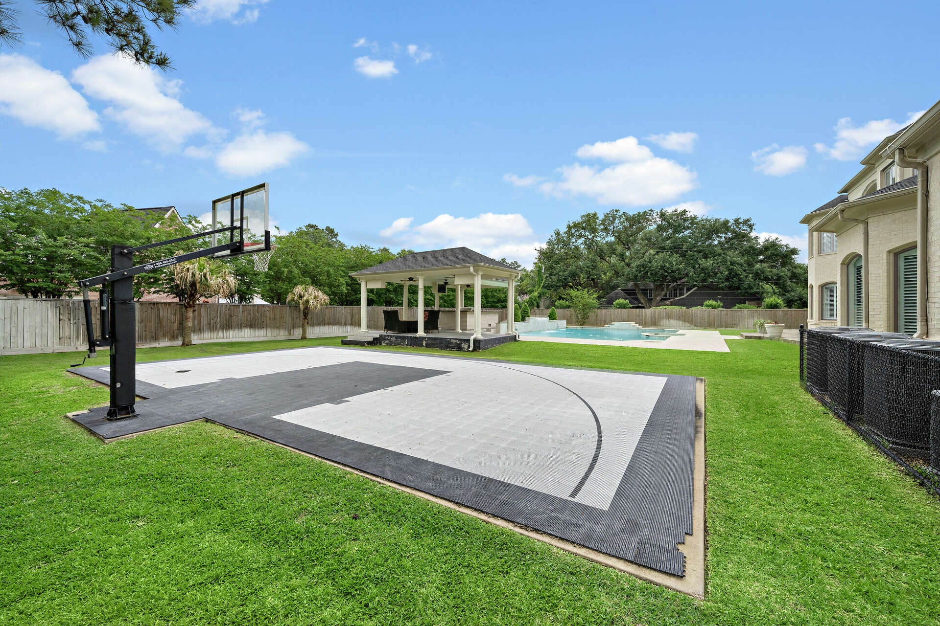 Reality TV star sells legendary Houston Rockets player's home