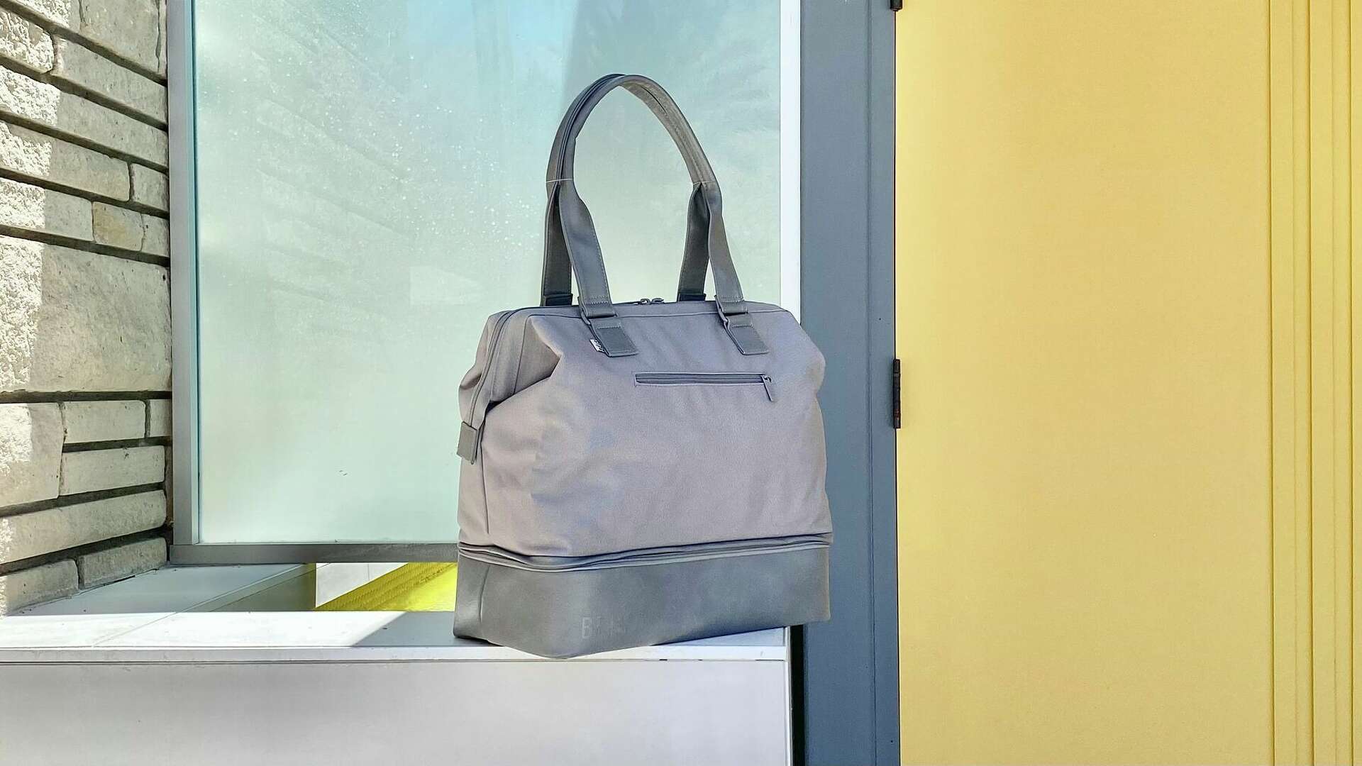 Béis Mini Weekender Review: This bag may be the perfect personal item
