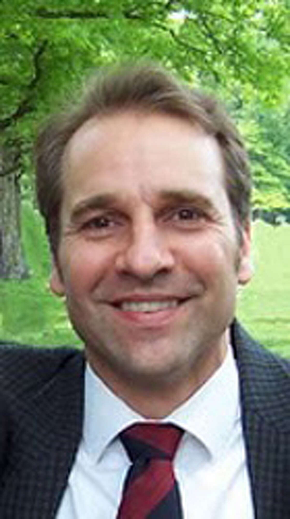 Mertens challenges rivals with grass-roots campaign