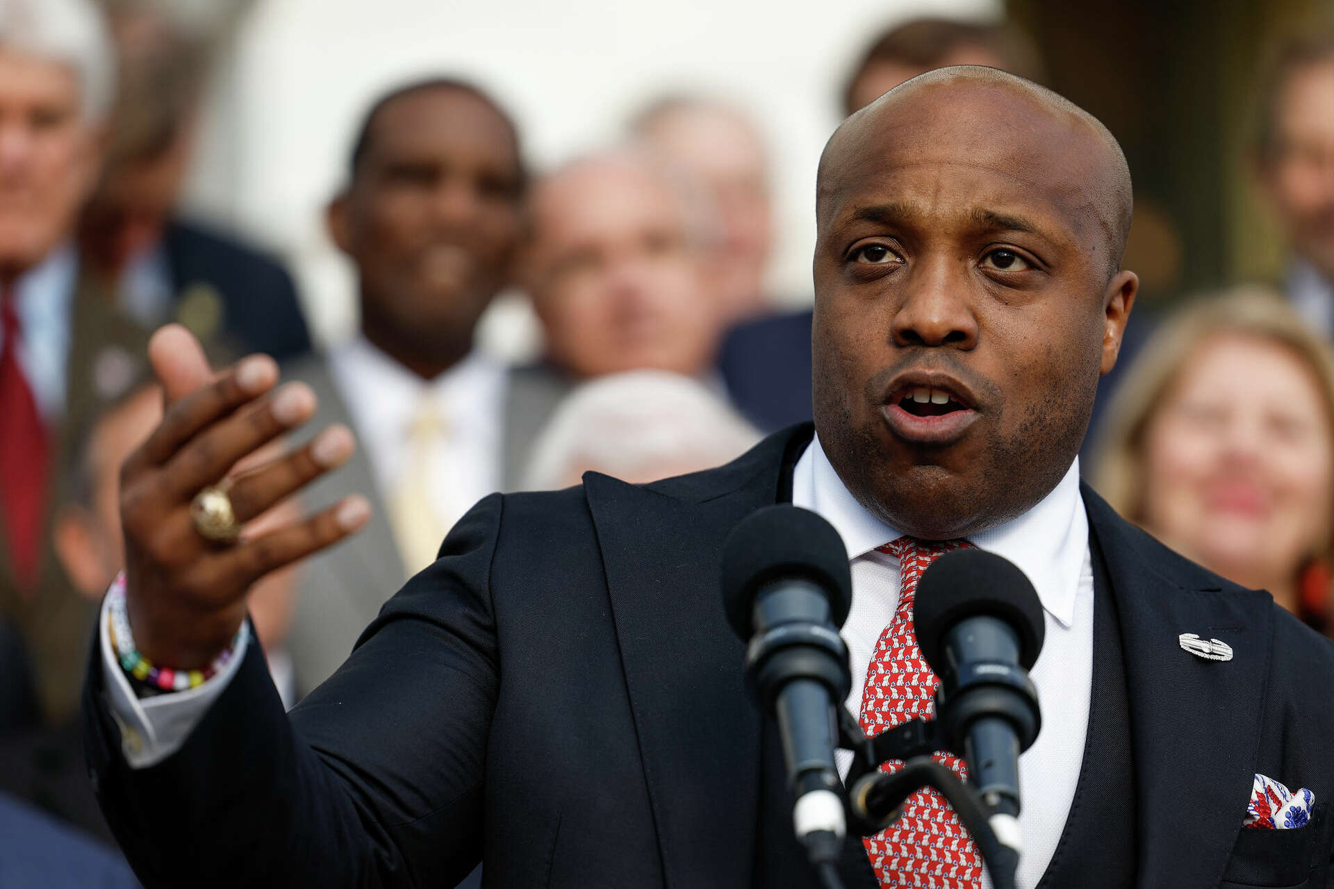 Houston congressman's membership in private club sparks probe