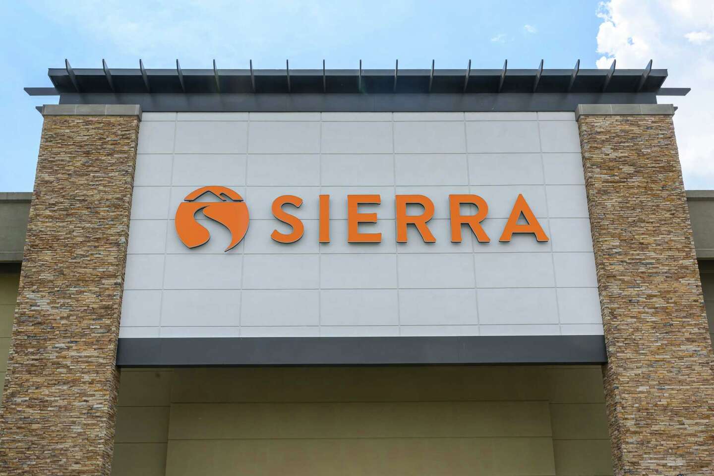 Outdoor gear store Sierra sets Colonie Center opening date