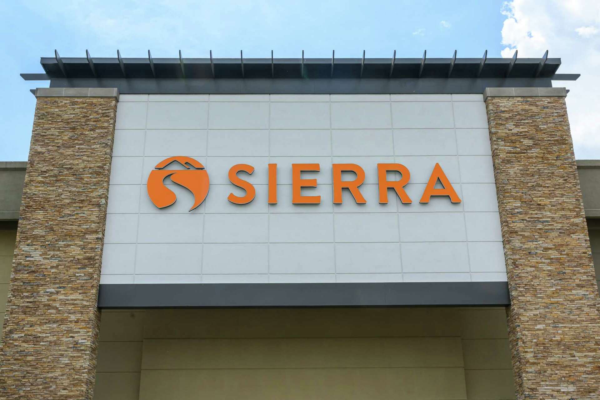 Outdoor gear store Sierra sets Colonie Center opening date