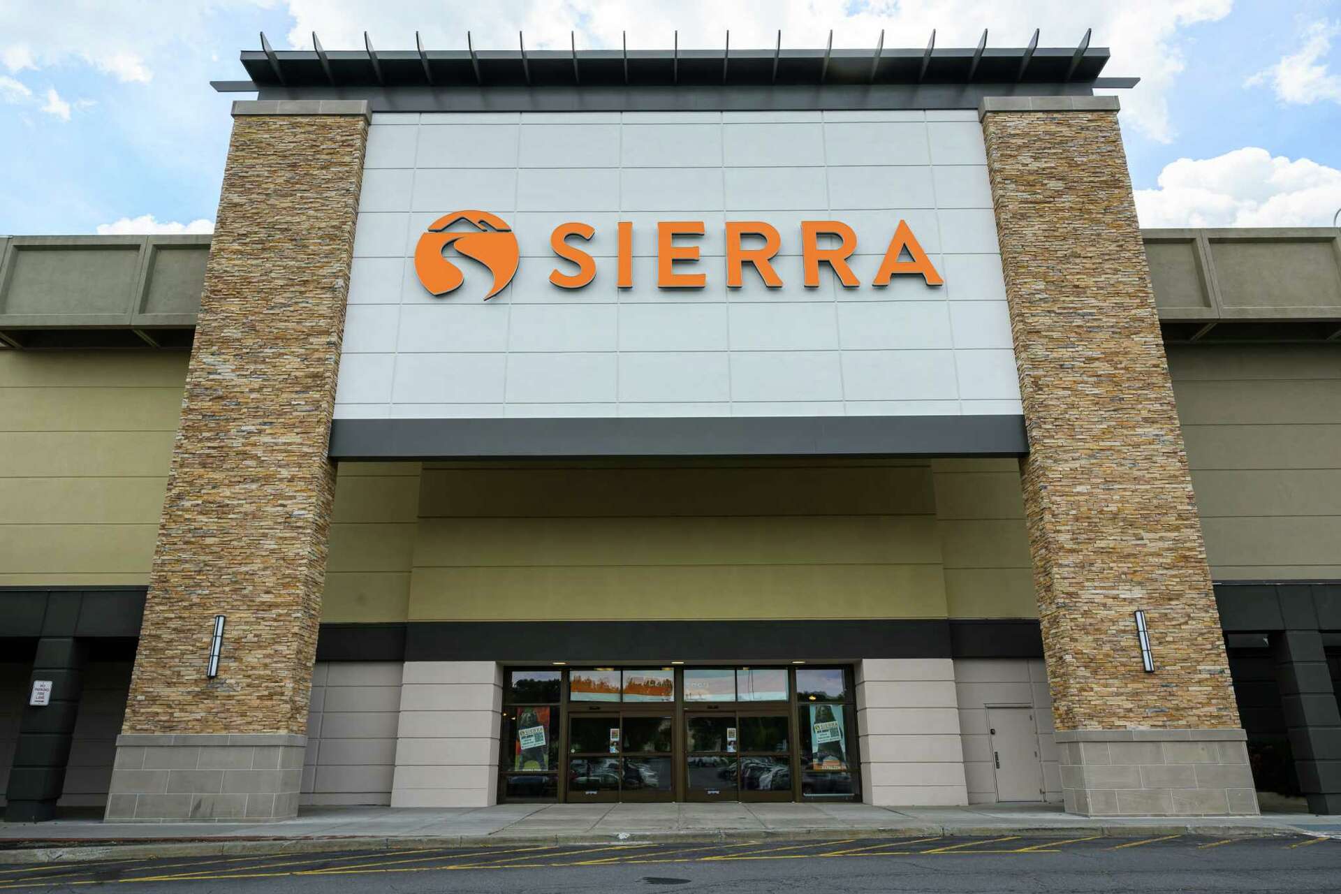 Outdoor gear store Sierra sets Colonie Center opening date