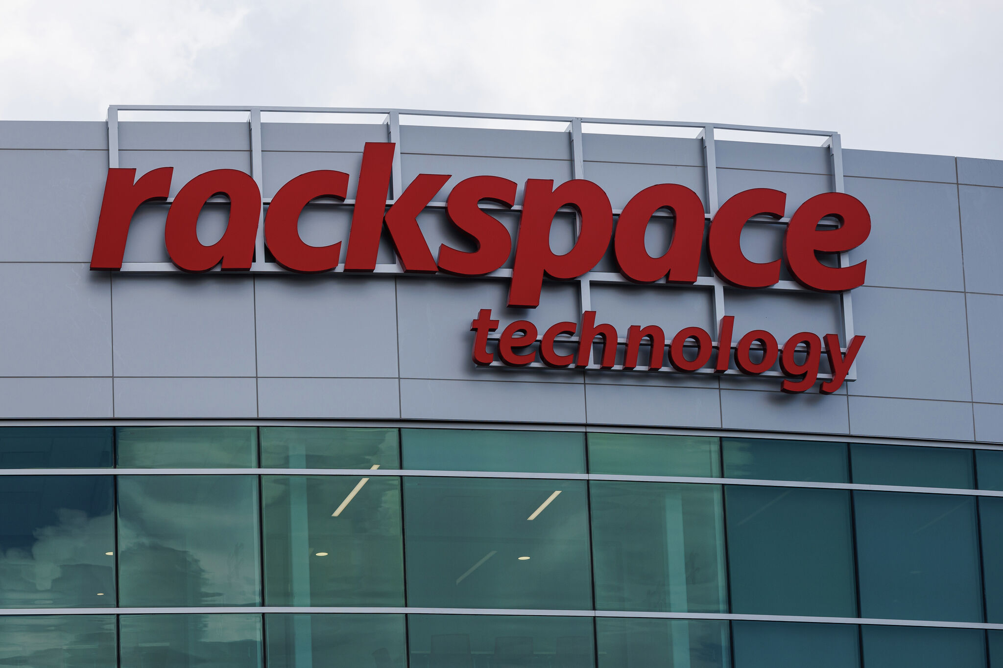 Rackspace reports third-straight quarterly loss, revenue falls