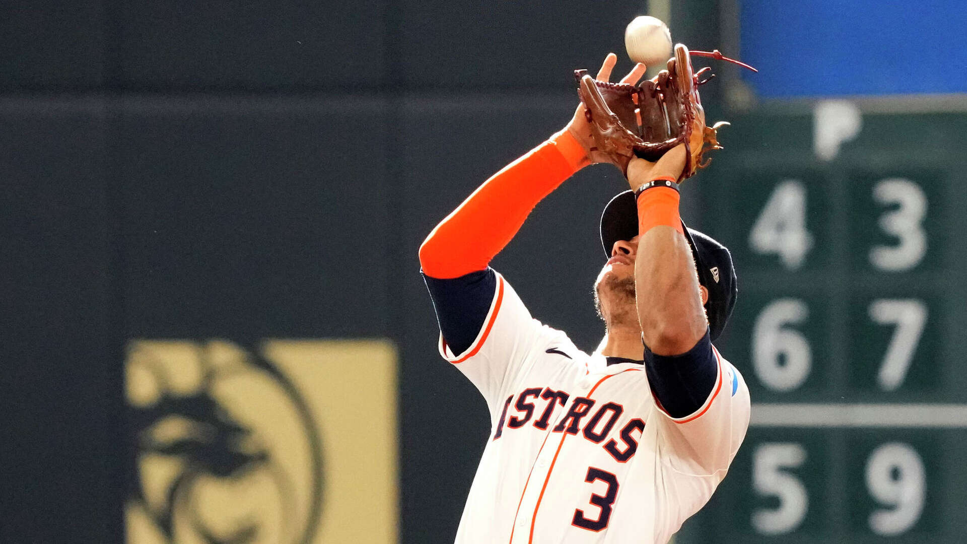 Houston Astros' Jeremy Peña involved in misplay during interview