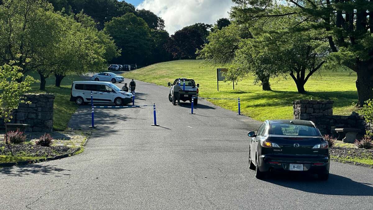 Watch as former Trump adviser Steve Bannon arrives at Danbury prison
