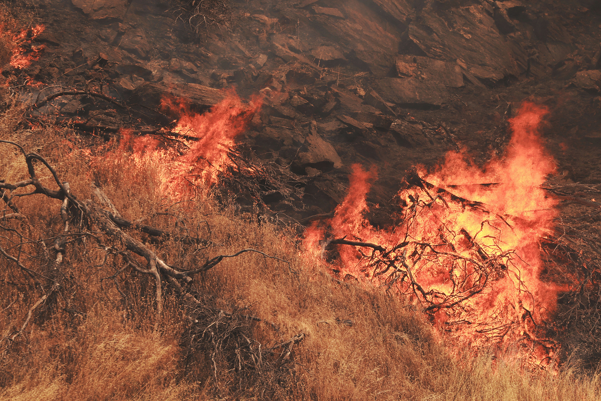 California wildfire with no containment triggers evacuations