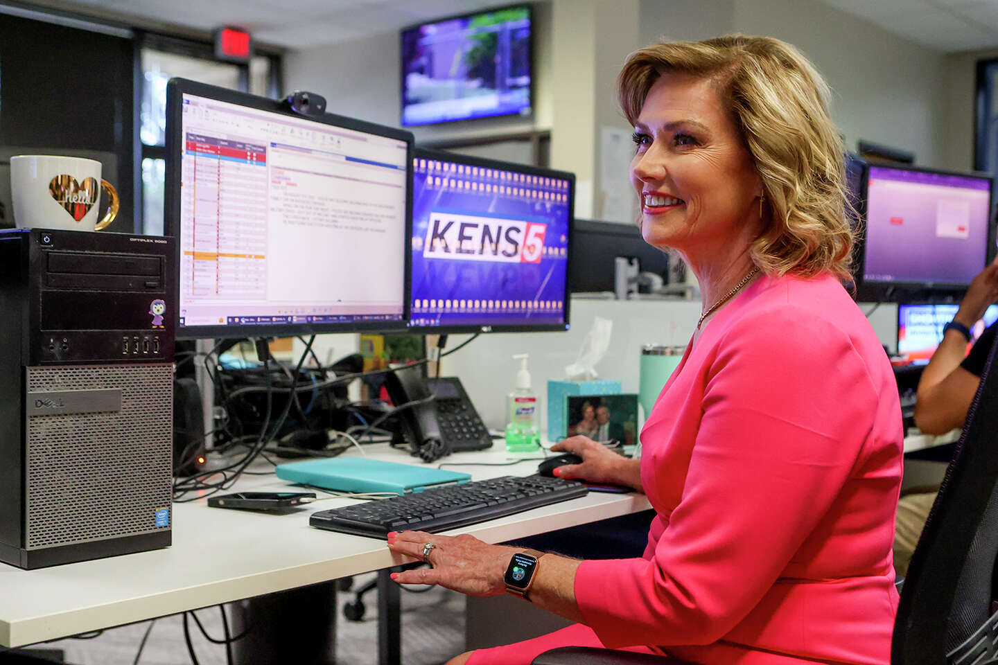KENS 5 TV anchor Deborah Knapp says no to retirement for now.