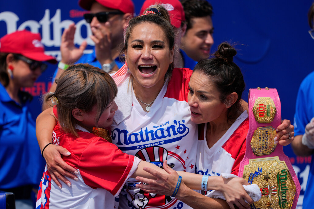 Former CT resident breaks own world record at Nathan's Famous contest
