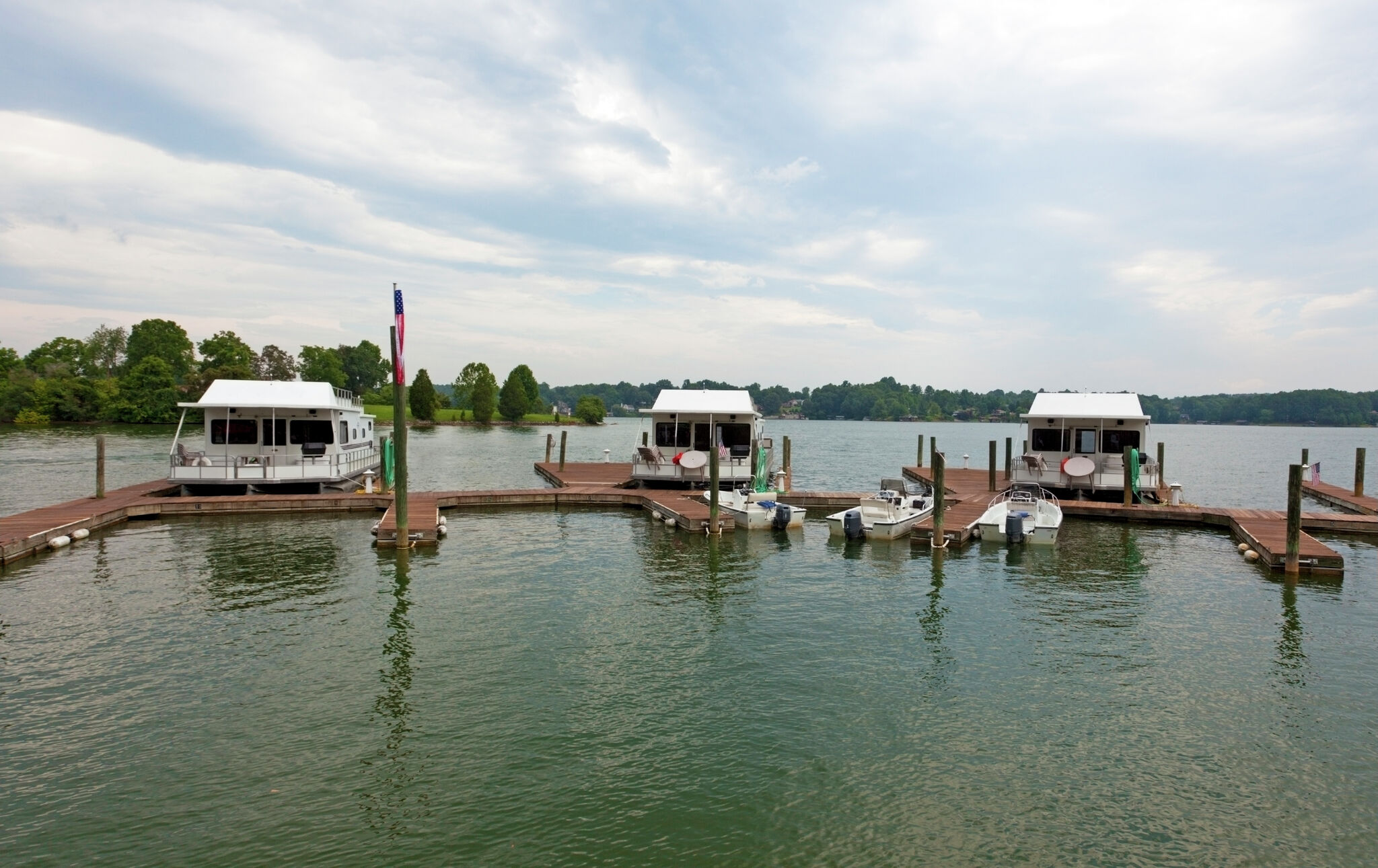 Woman drowns in Houston-area lake after falling off boat