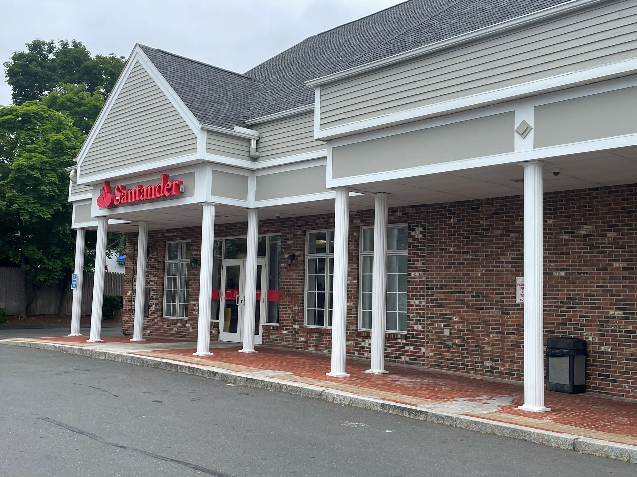Santander bank to close its West Hartford branch later this year