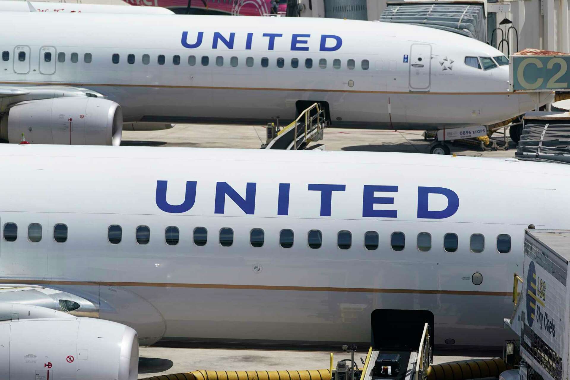SFO-bound United flight returns to Chicago with a pressurization issue SFO-bound United flight returns to Chicago with a pressurization issue