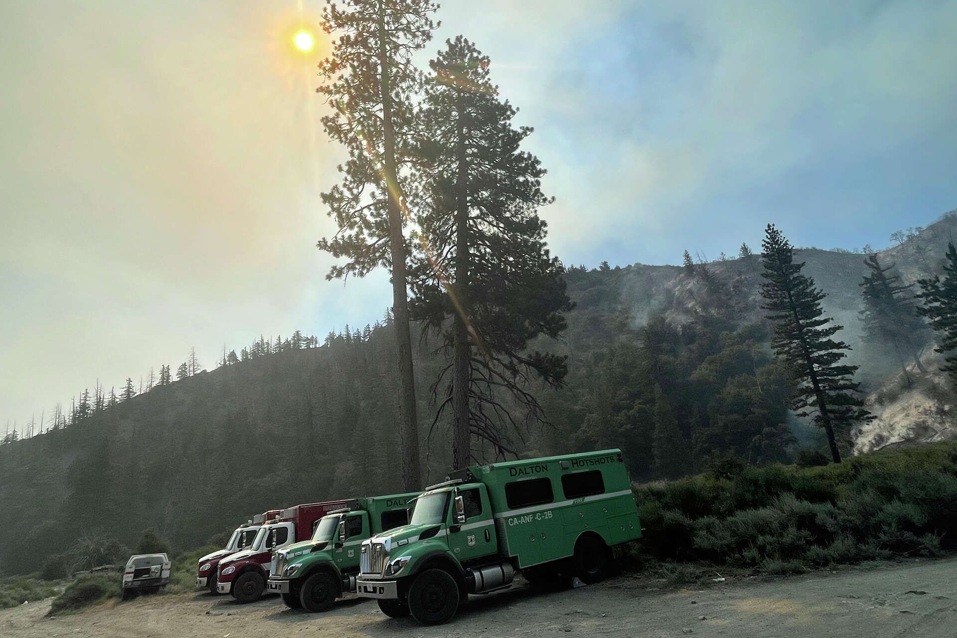 As Vista Fire grows, hundreds evacuated from Mount Baldy-area trails