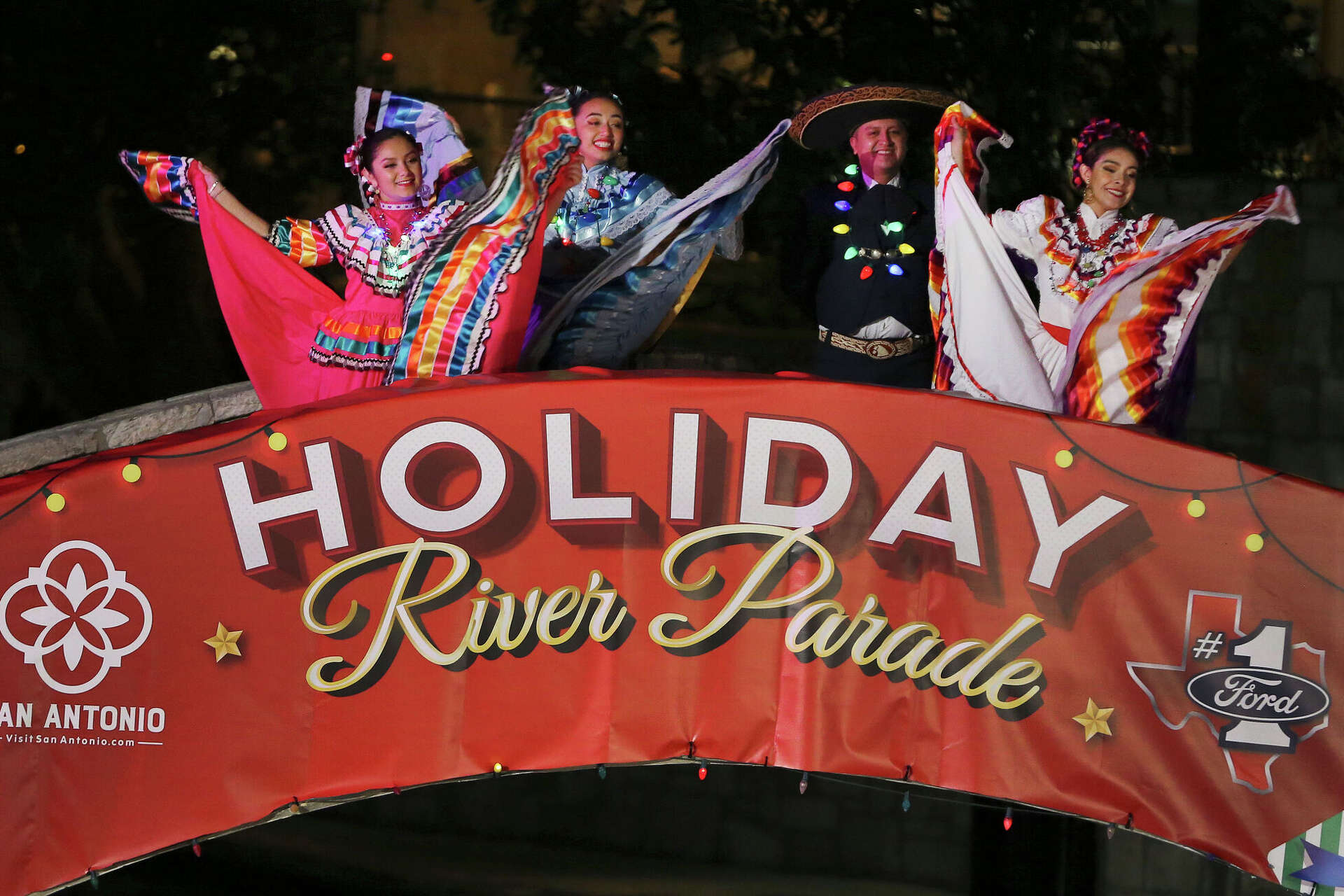 Holiday River Parade lights up downtown on Friday. What to know.