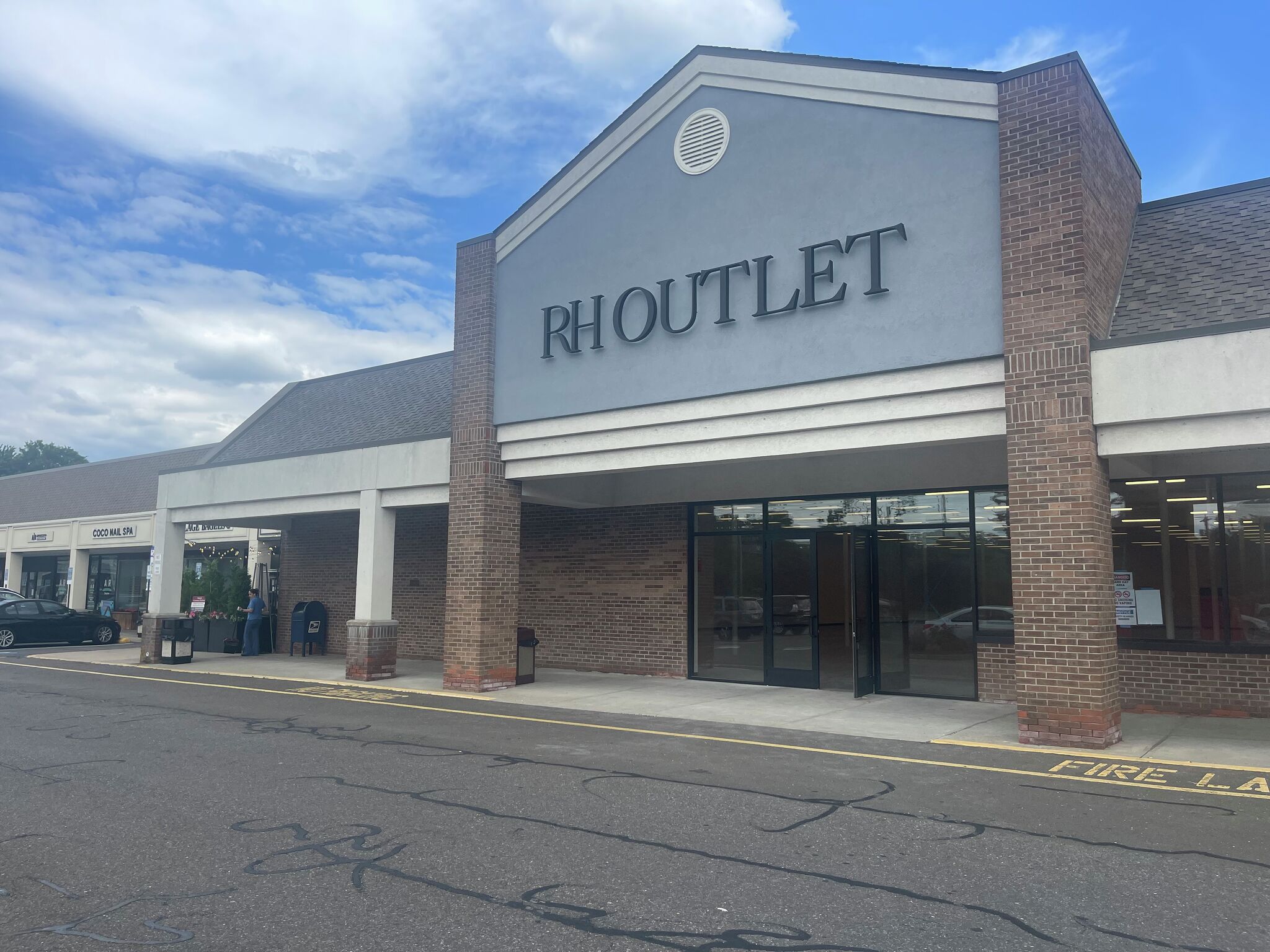 Restoration Hardware opens CT outlet in Fairfield retail center