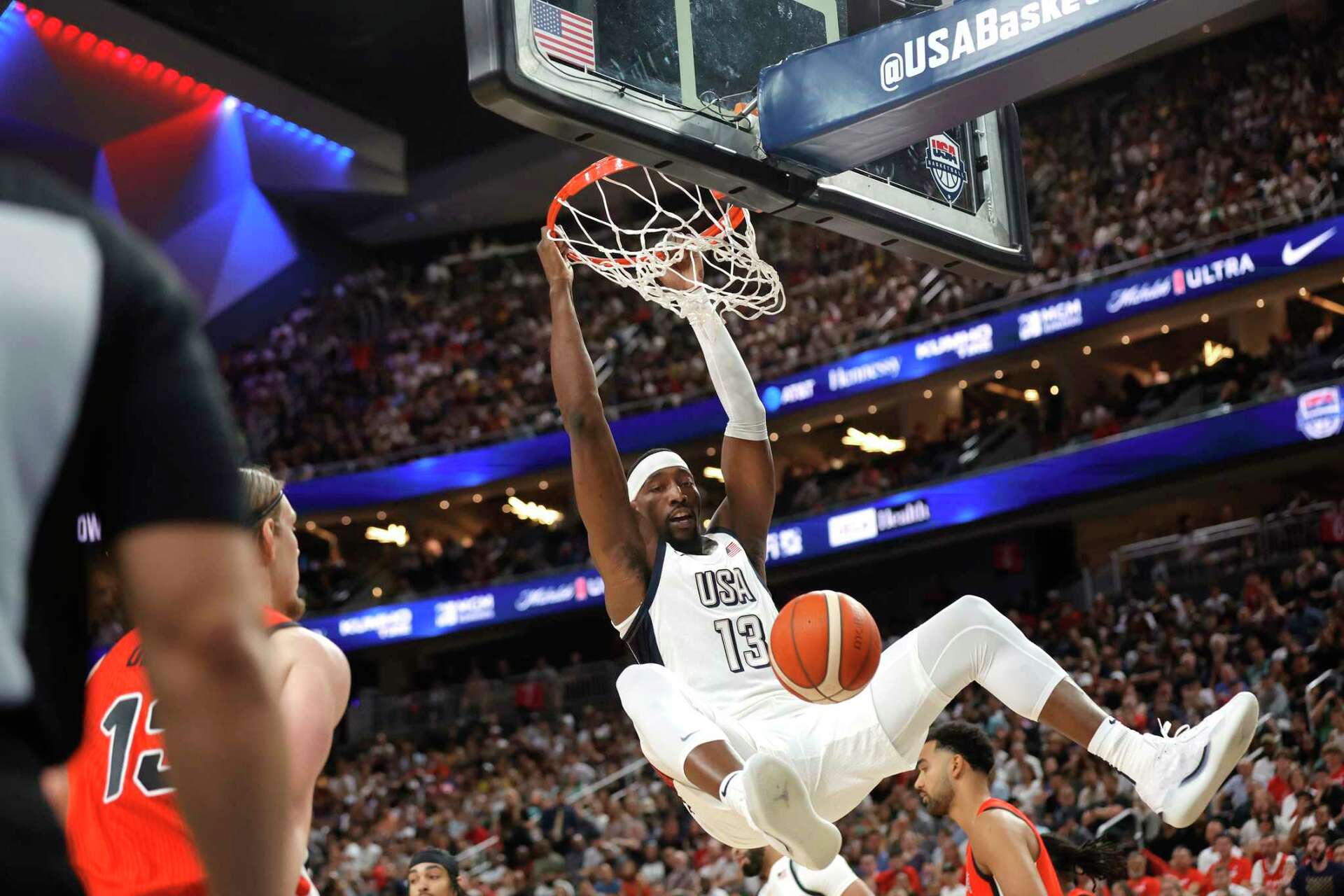 Stephen Curry shines as U.S. rolls Canada in first pre-Olympic outing