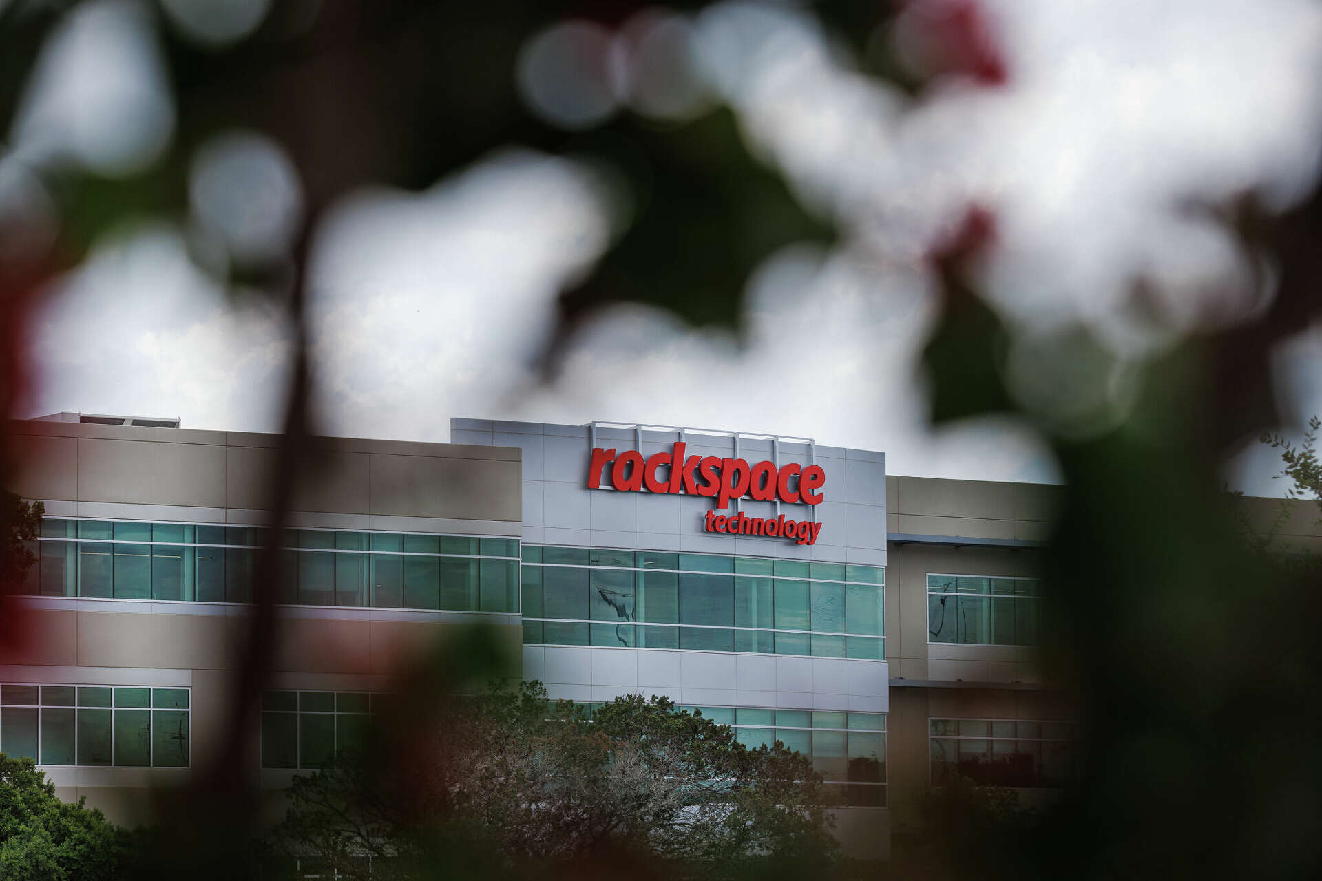 Rackspace back in the red despite new strategy, AI investments