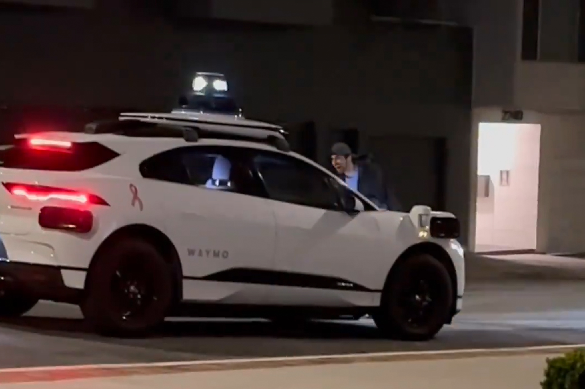 SF police search for man after bizarre attack over driverless Waymo ca