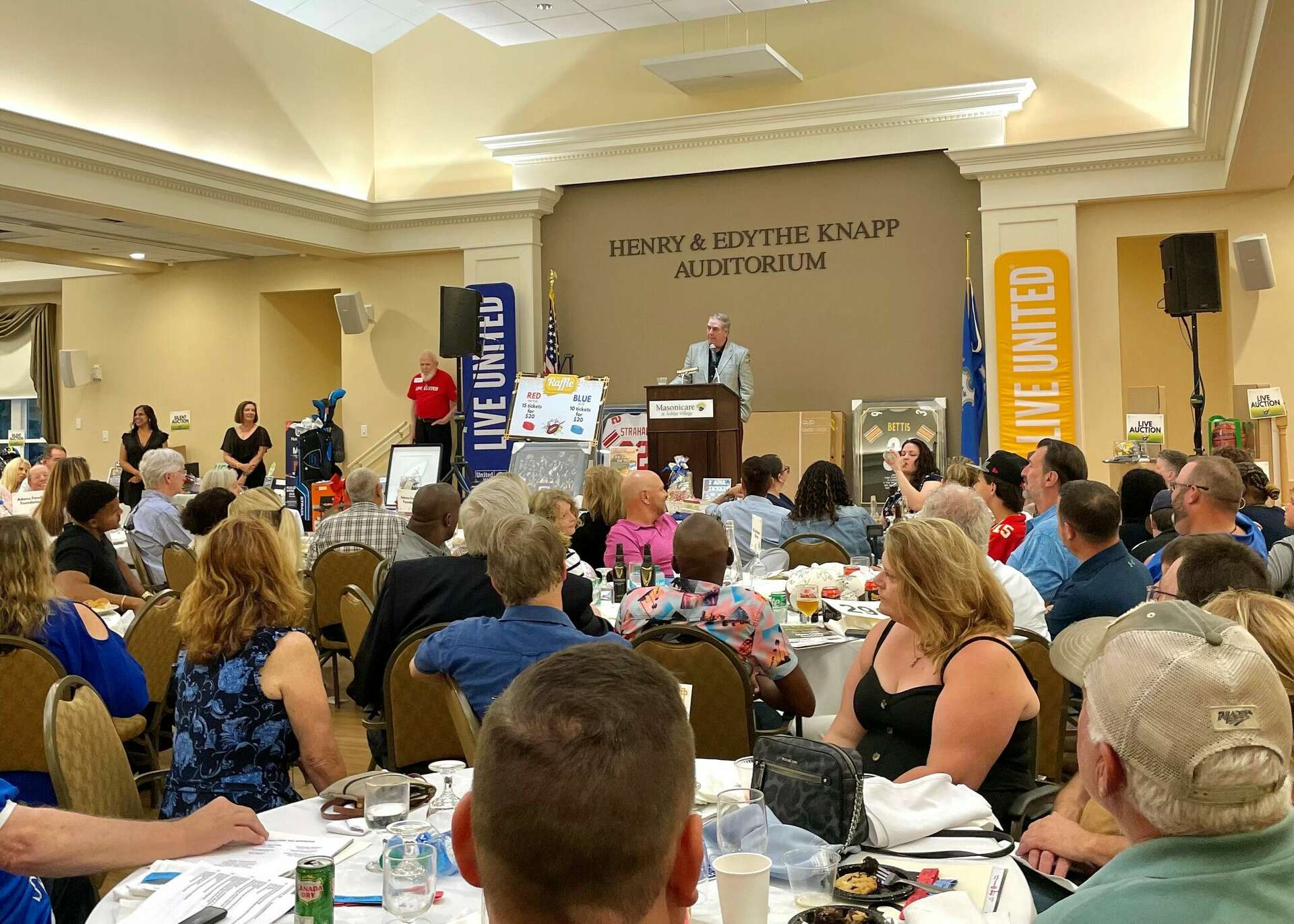 NFL Players come out to Wallingford to raise thousands for United Way