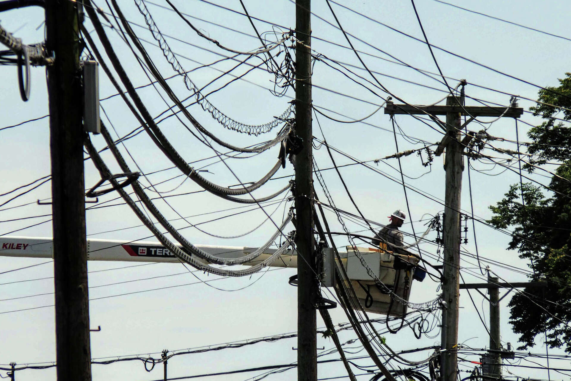 Hundreds of CT power outages reported on Monday